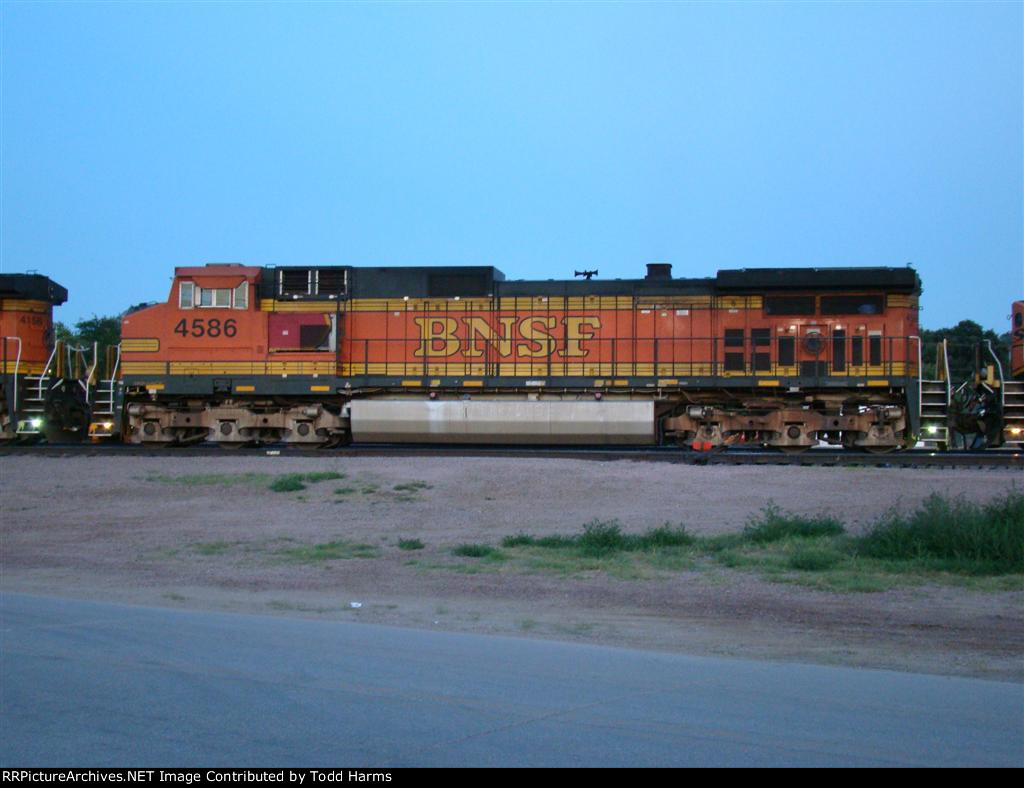 BNSF 4586